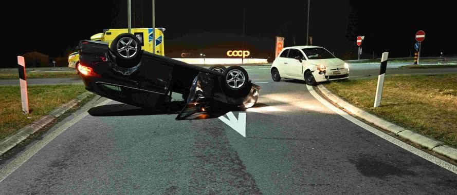 Auto kippt bei Unfall bei Haag aufs Dach