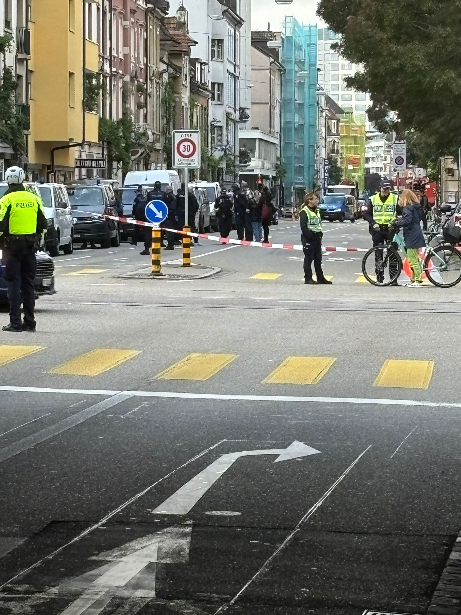 Polizei räumt Haus an der Feldbergstrasse in Basel - Radio Basilisk